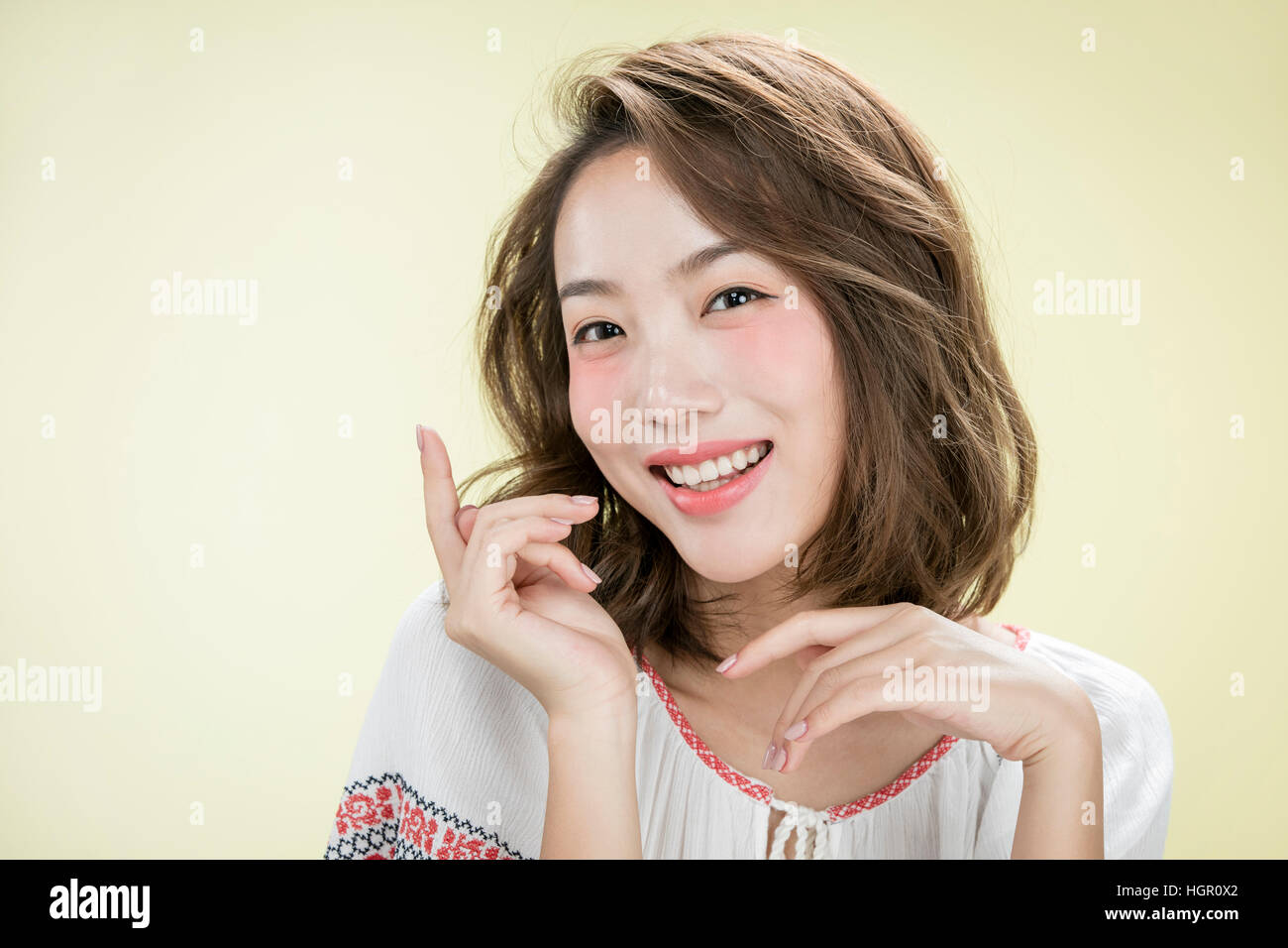 Portrait of young smiling woman with bobbed hair Stock Photo - Alamy