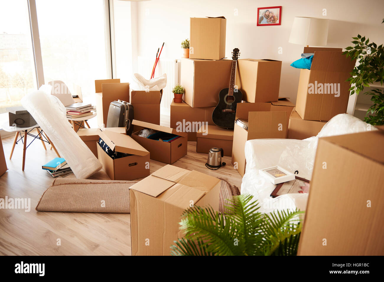Moving house boxes chaos hi-res stock photography and images - Alamy