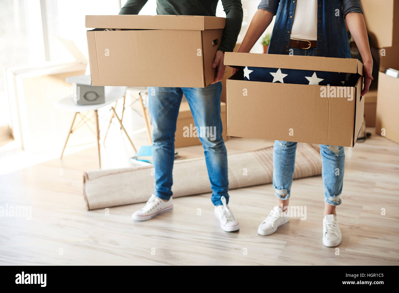 Couple standing cardboard boxes hi-res stock photography and images - Alamy