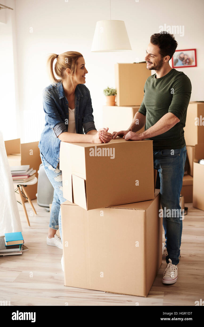 Talking couple during moving house Stock Photo - Alamy