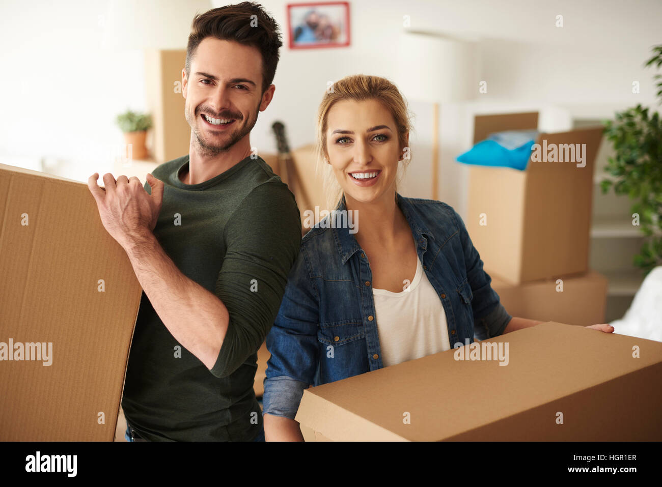 Portrait couple carrying boxes hi-res stock photography and images - Alamy