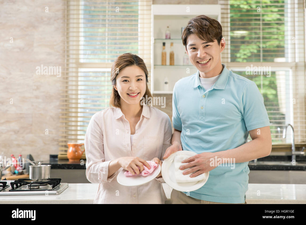 Women washing dishes hi-res stock photography and images - Alamy