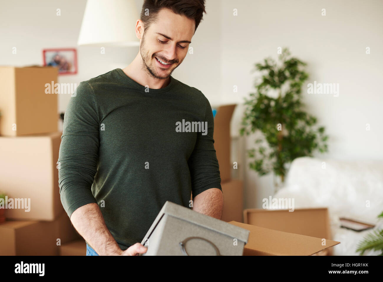 Human hands opening box hi-res stock photography and images - Alamy