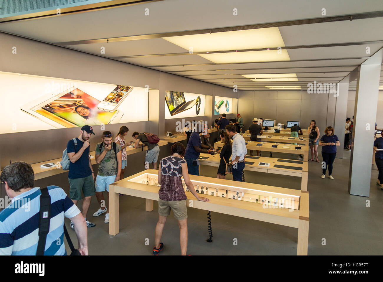Customers in the Apple Store Stock Photo - Alamy