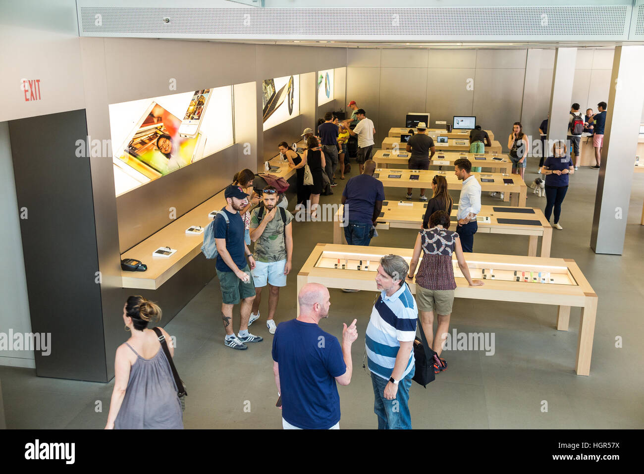 Customers in the Apple Store Stock Photo - Alamy