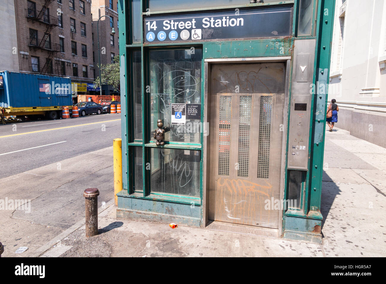View street level elevator new hi-res stock photography and images - Alamy