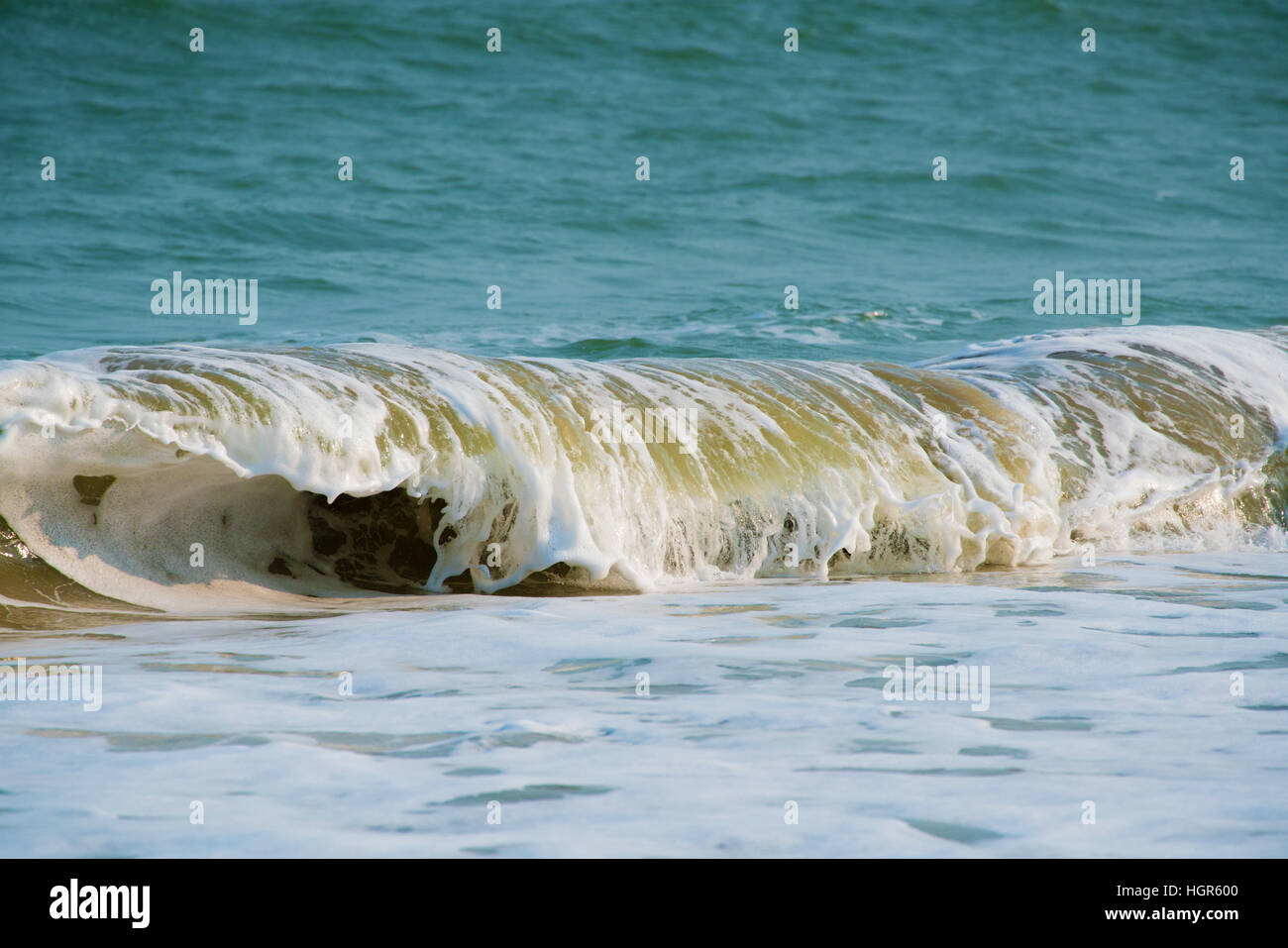 Small breaking waves hi-res stock photography and images - Alamy