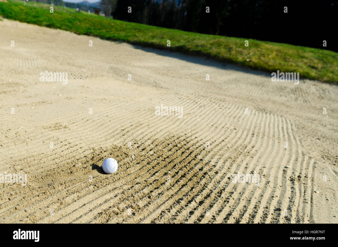 Golf ball in bunker hi-res stock photography and images - Alamy