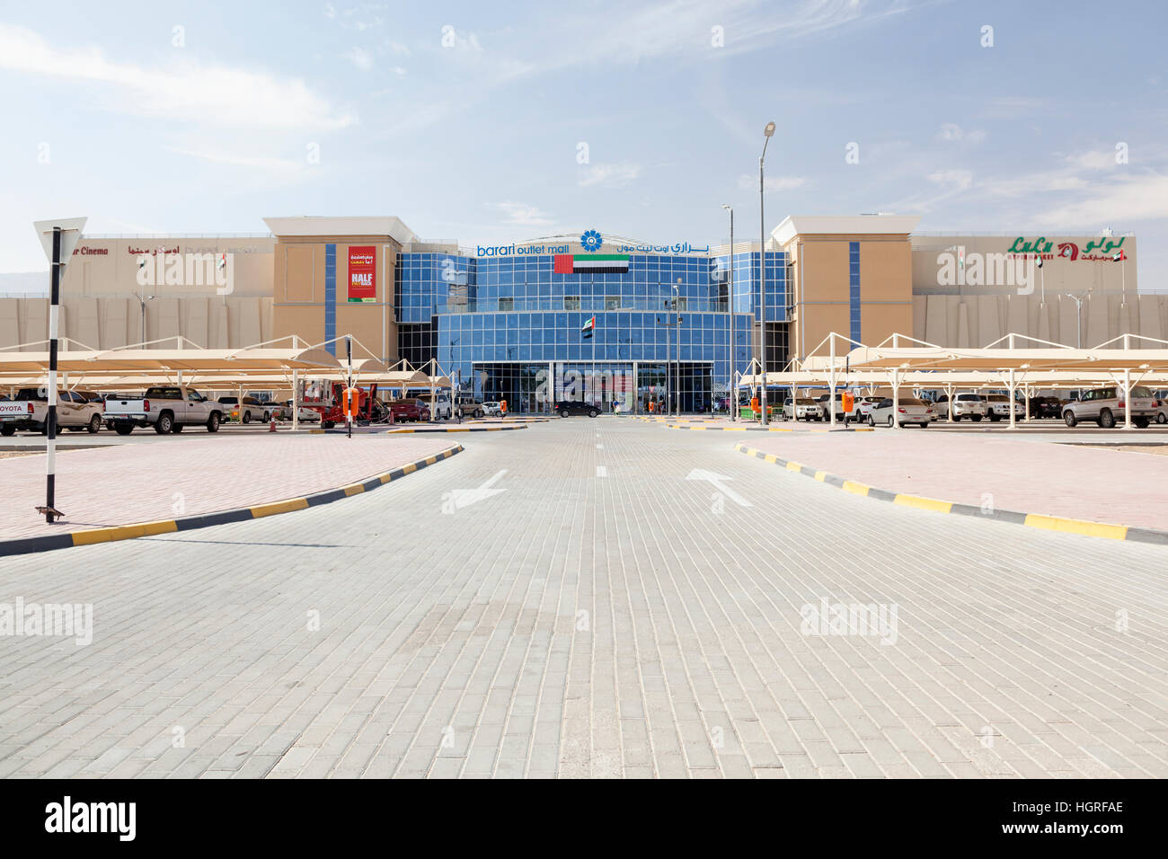 Outlet mall hi-res stock photography and images - Alamy