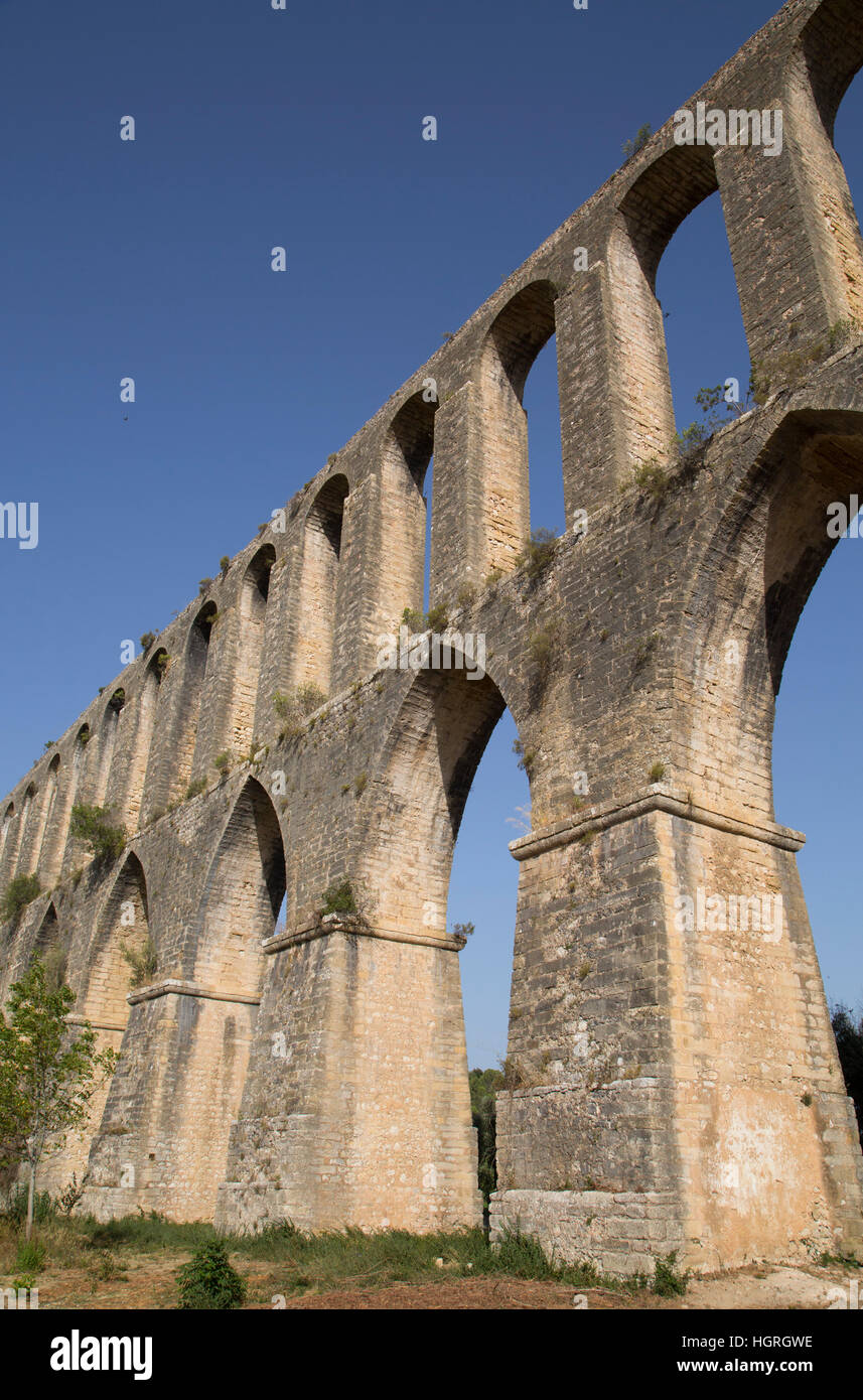 Roman aqueduct design hi-res stock photography and images - Alamy