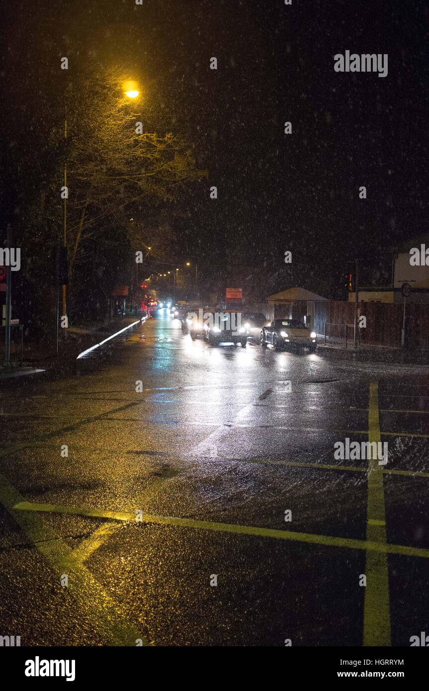Ascot, UK. 12th Jan, 2017. Rush hour traffic as the snow starts to fall ...