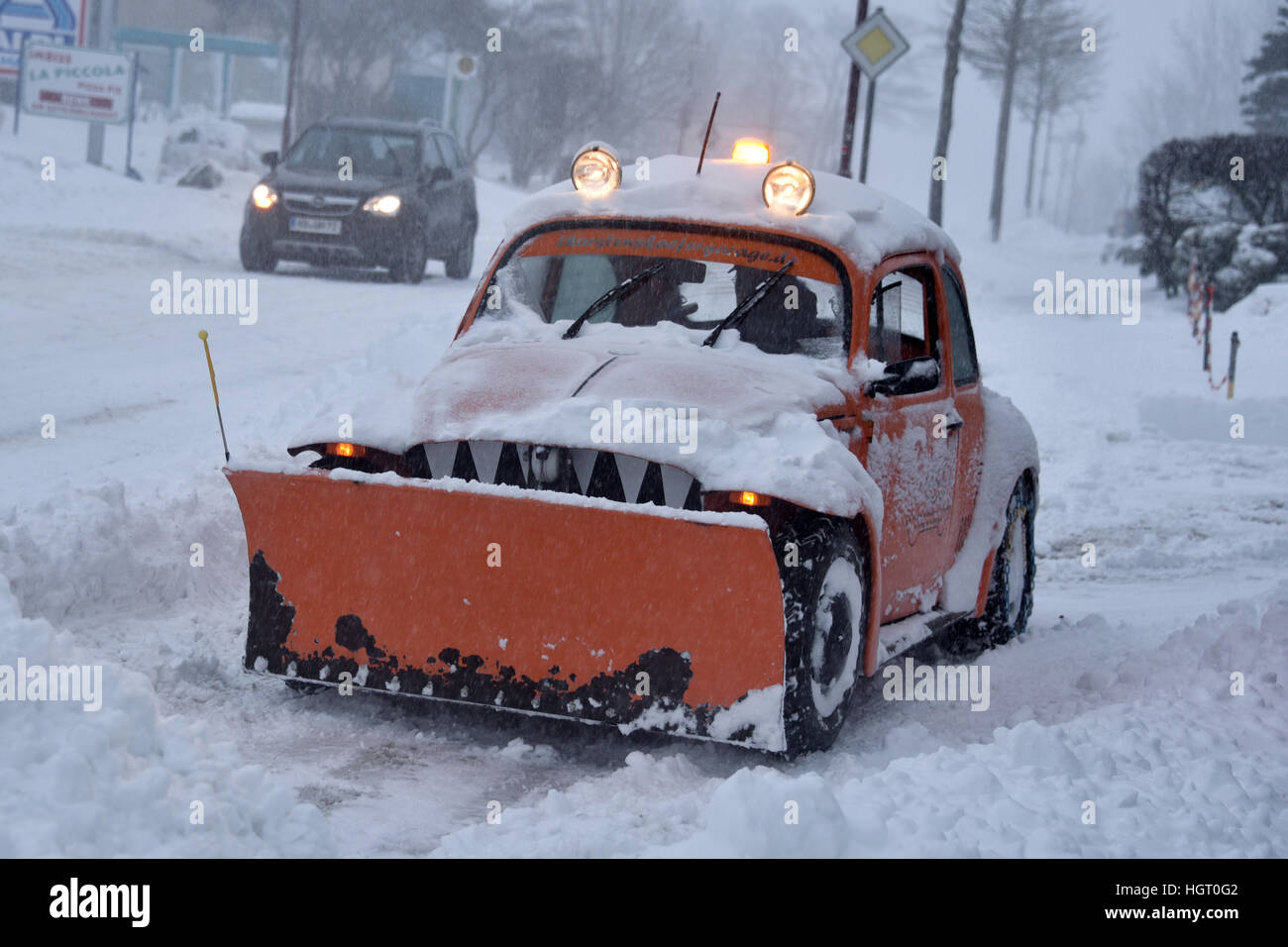 Usseln, Germany. 13th Jan, 2017. A man clears a street using a VW ...
