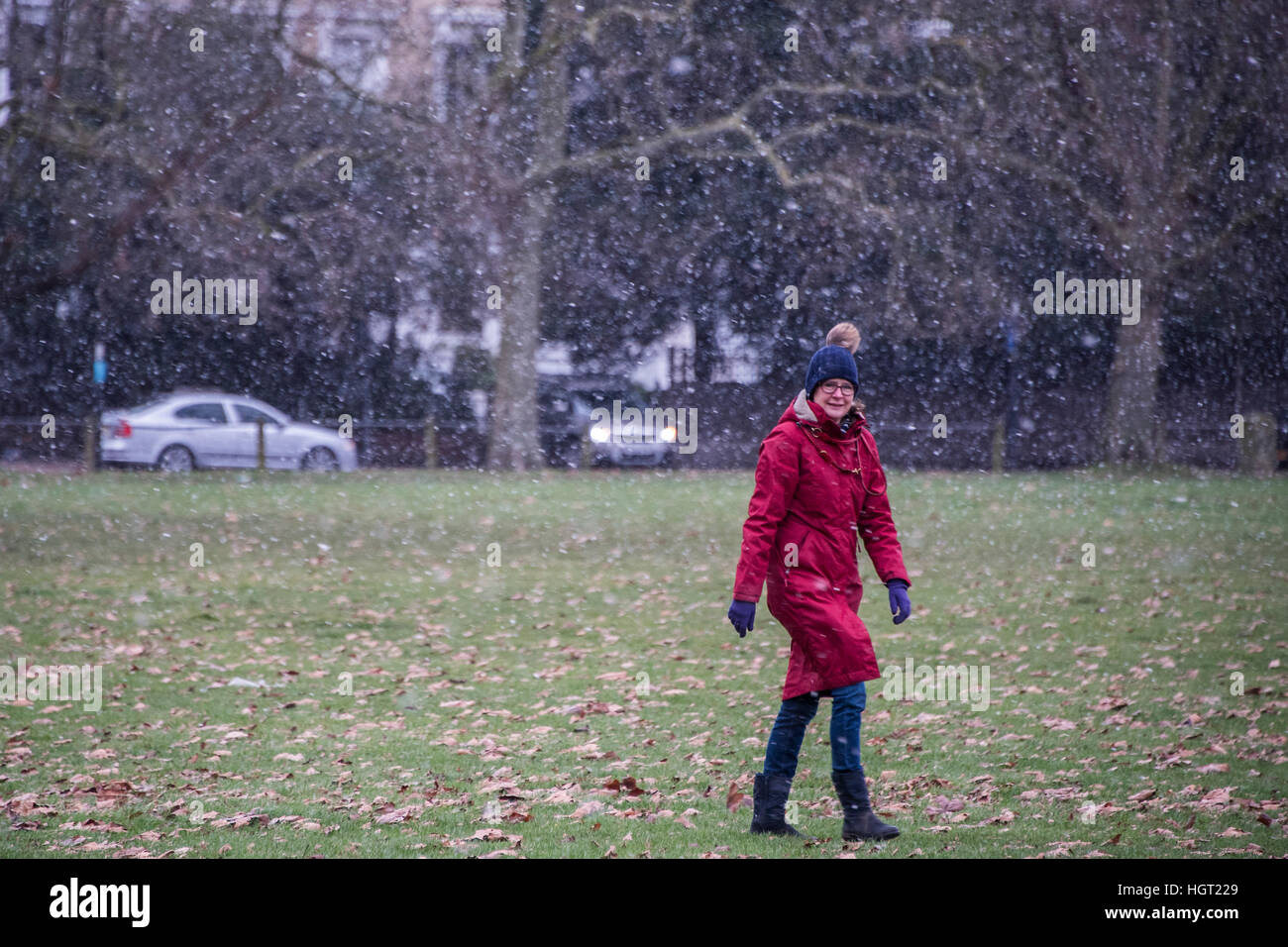 London, UK. 13th Jan, 2017. A blizzard of snow sweeps across Clapham ...