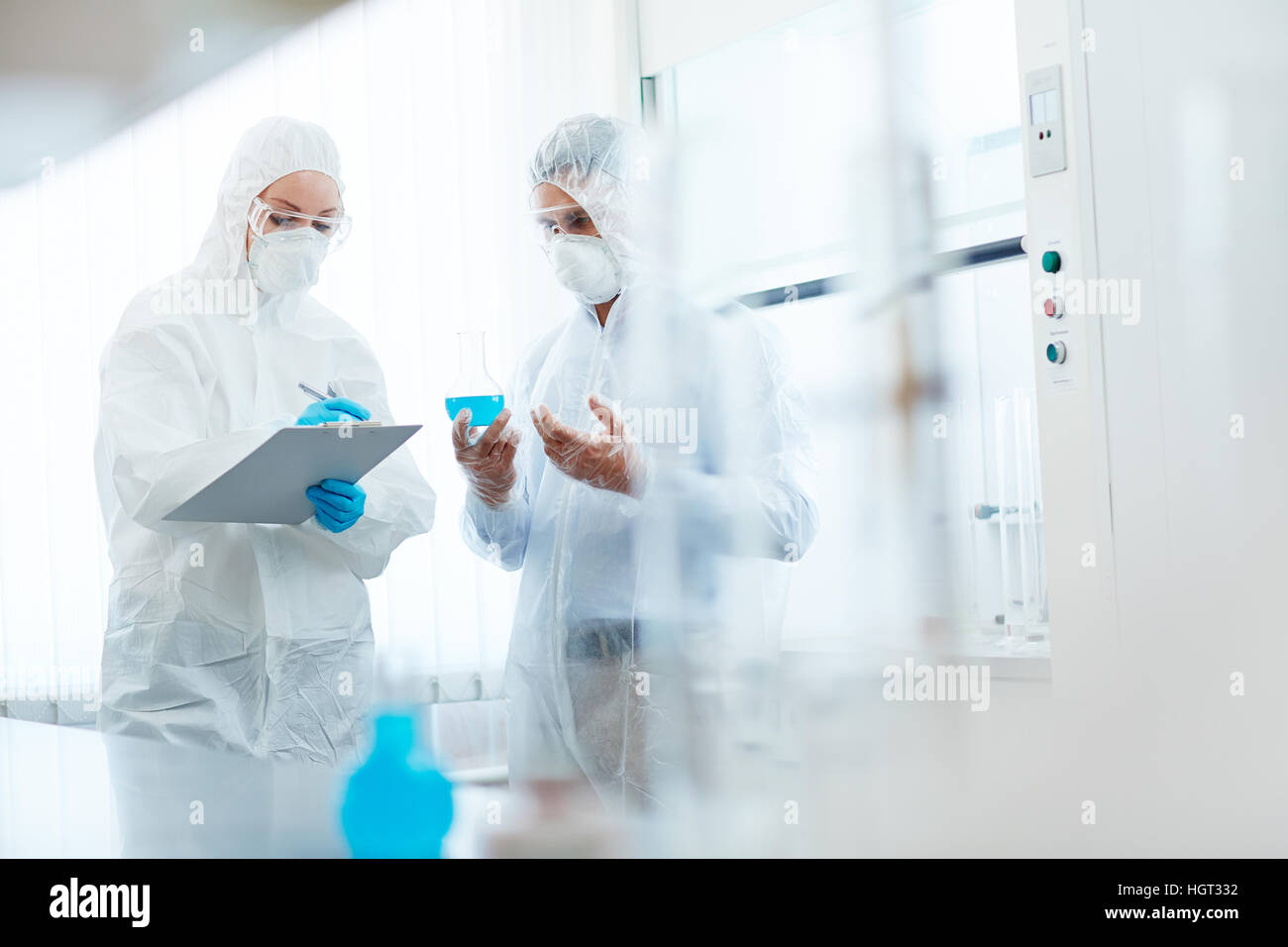 Microbiologists hi-res stock photography and images - Alamy