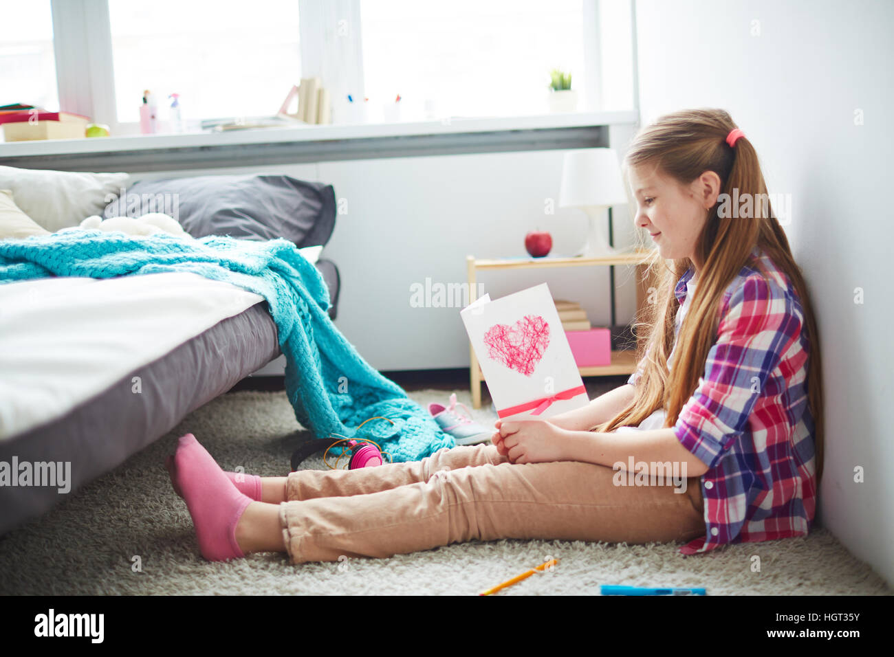 Pretty teenager reading greeting card with pink heart Stock Photo - Alamy