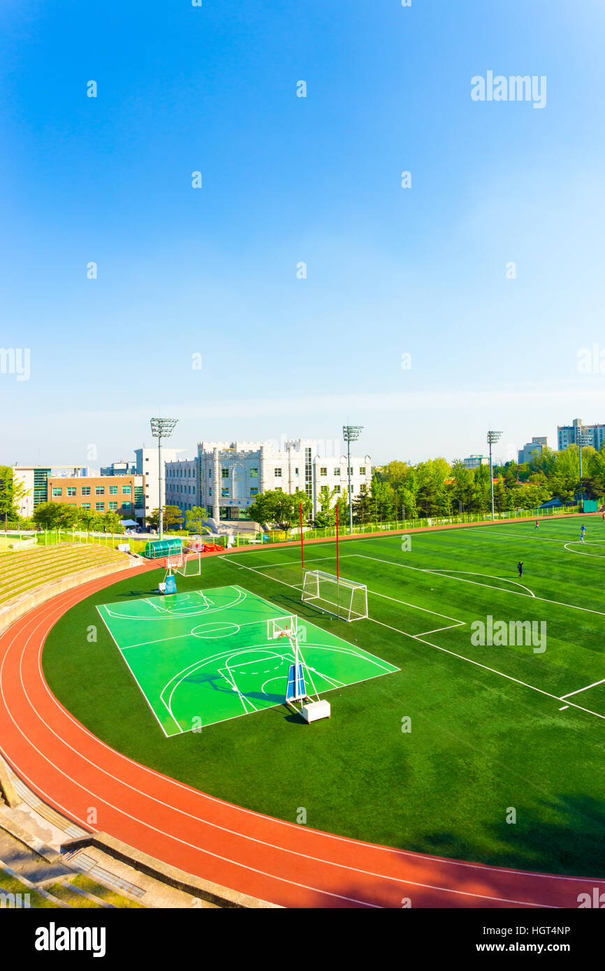 Green field campus hi-res stock photography and images - Alamy