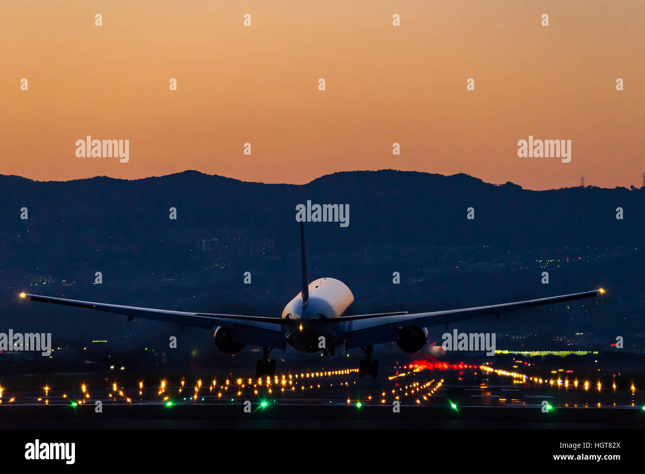 Airplane landing strip hi-res stock photography and images - Alamy