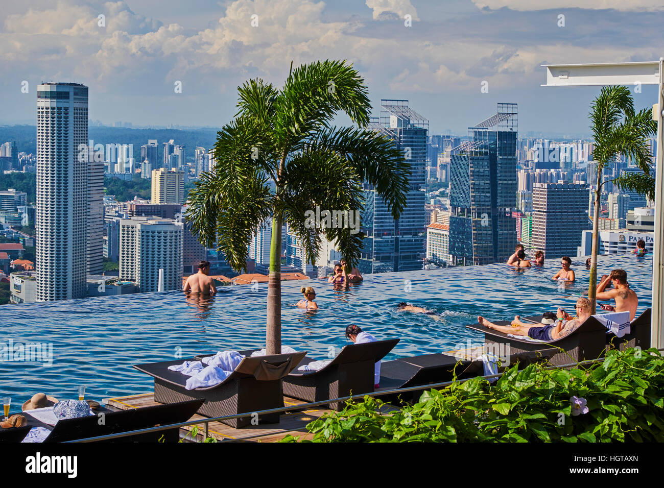 Singapore, Marina Bay, swimming-pool on the rooftop of Marina Bay Sands ...