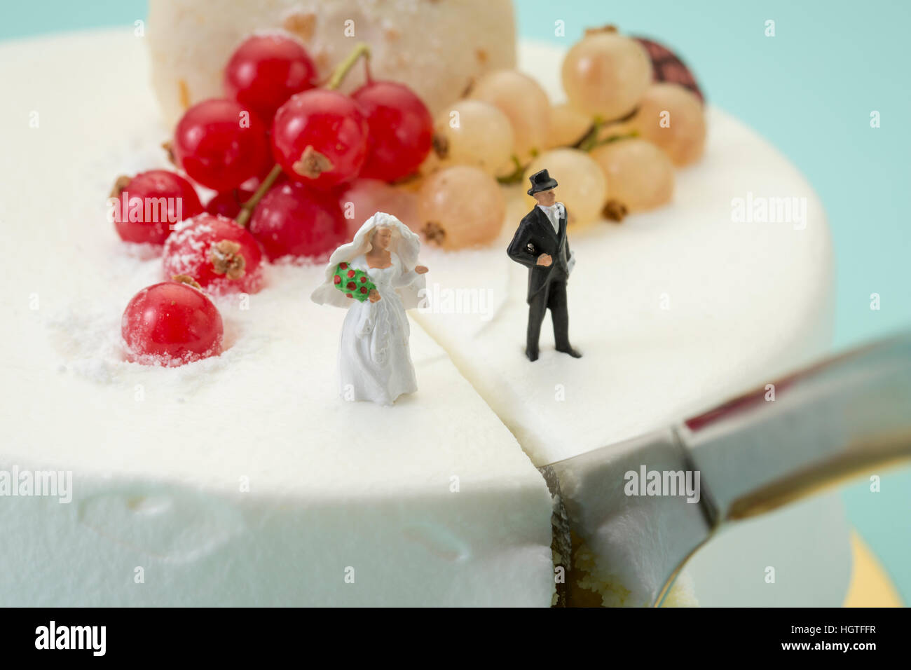 Figures on wedding cake Stock Photo - Alamy