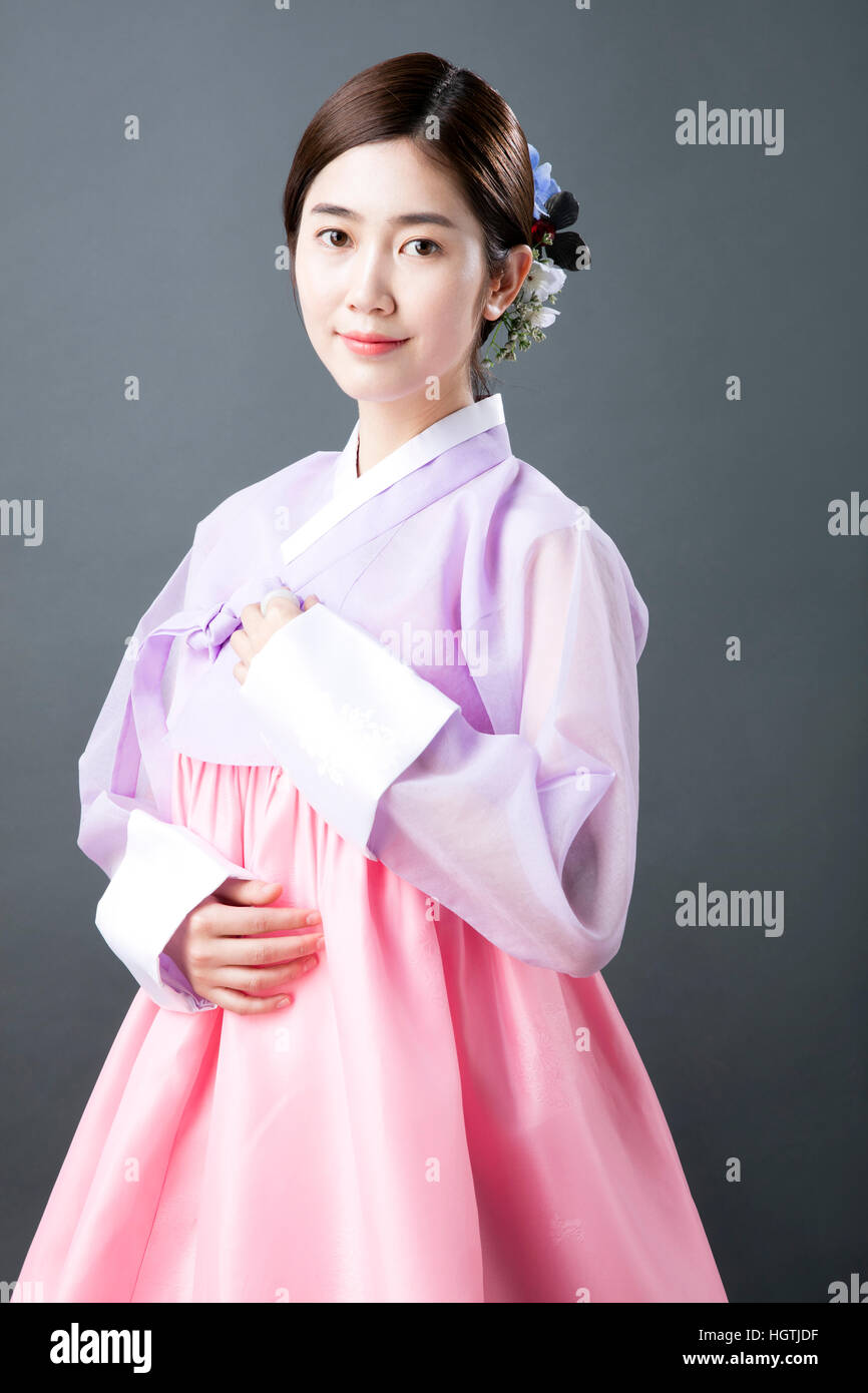 Young woman in traditional Korean clothes posing Stock Photo - Alamy