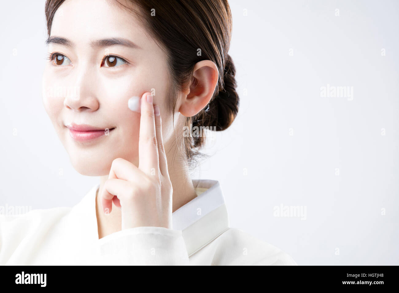 Side view portrait of young woman in traditional Korean clothes ...