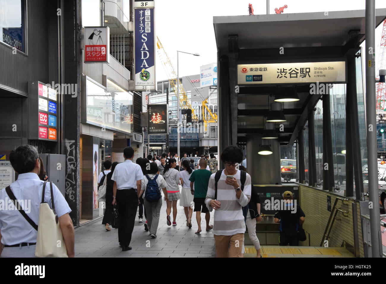 Tokyo subway crowd hi-res stock photography and images - Alamy