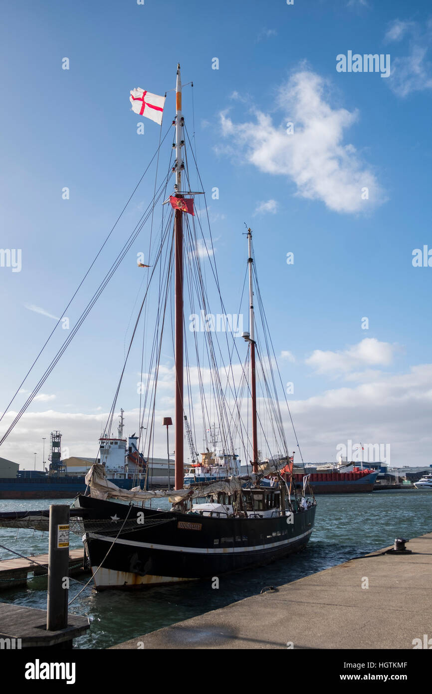 Gaff cutter hi-res stock photography and images - Alamy