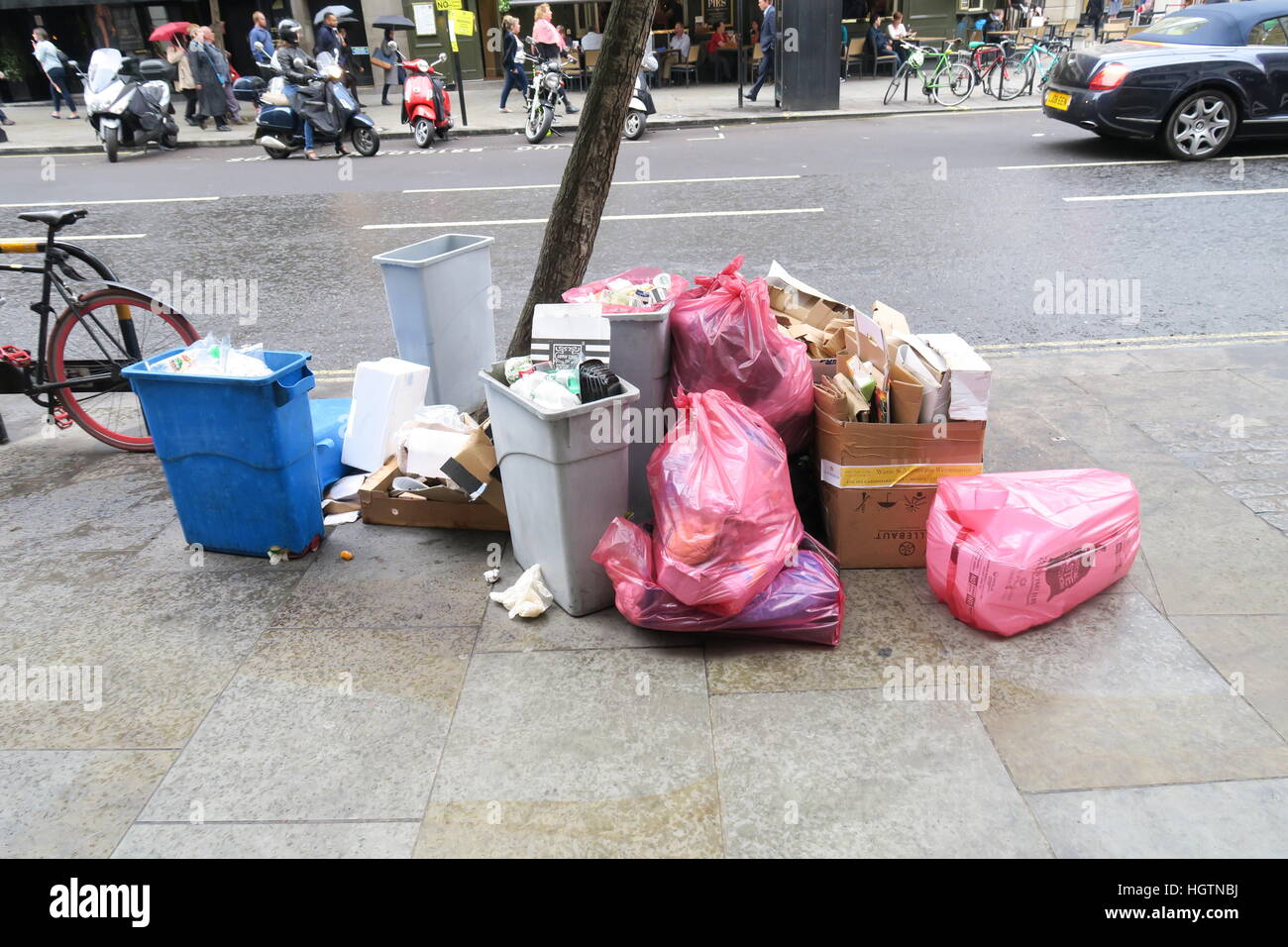 London street garbage hi-res stock photography and images - Alamy