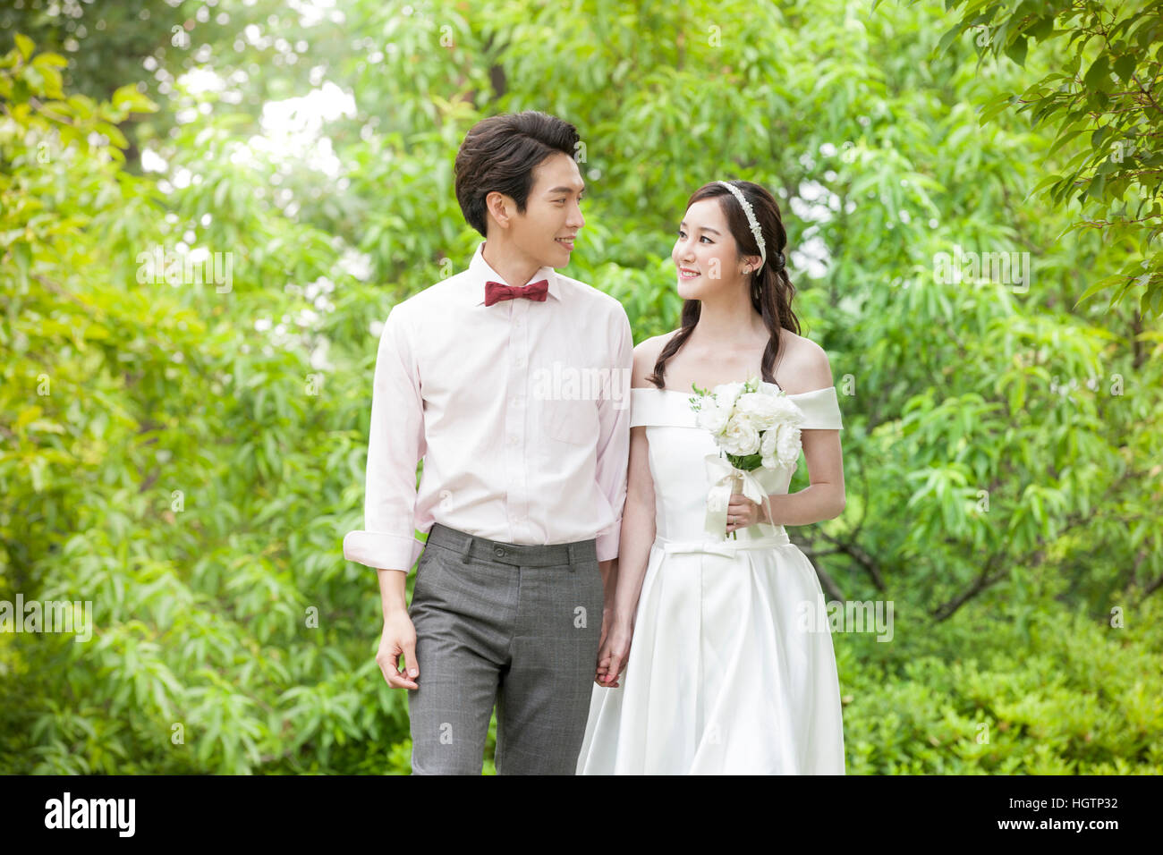 Face walking hi-res stock photography and images - Alamy