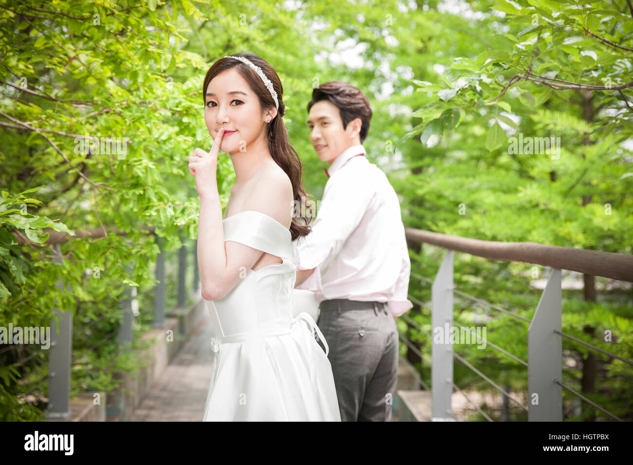 Side view romantic young couple hi-res stock photography and images - Alamy