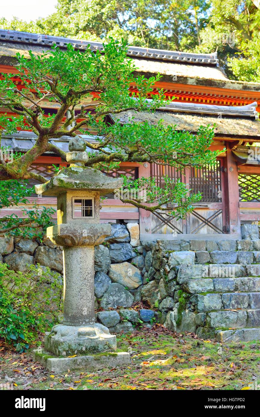 Japanese stone lantern and temple gates at Daigoji, Kyoto, Japan Stock ...