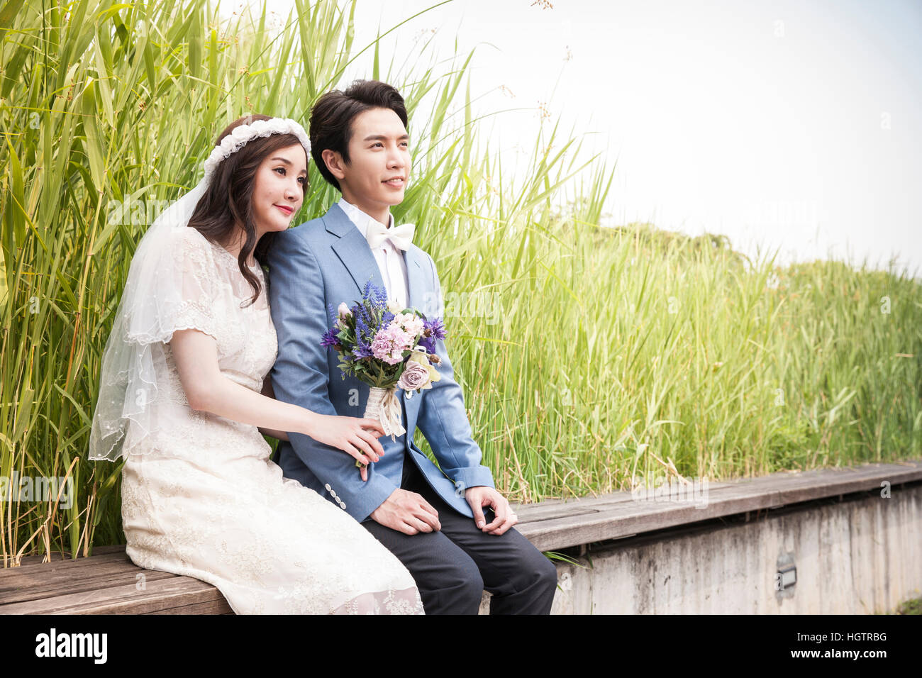 Side view romantic young couple hi-res stock photography and images - Alamy