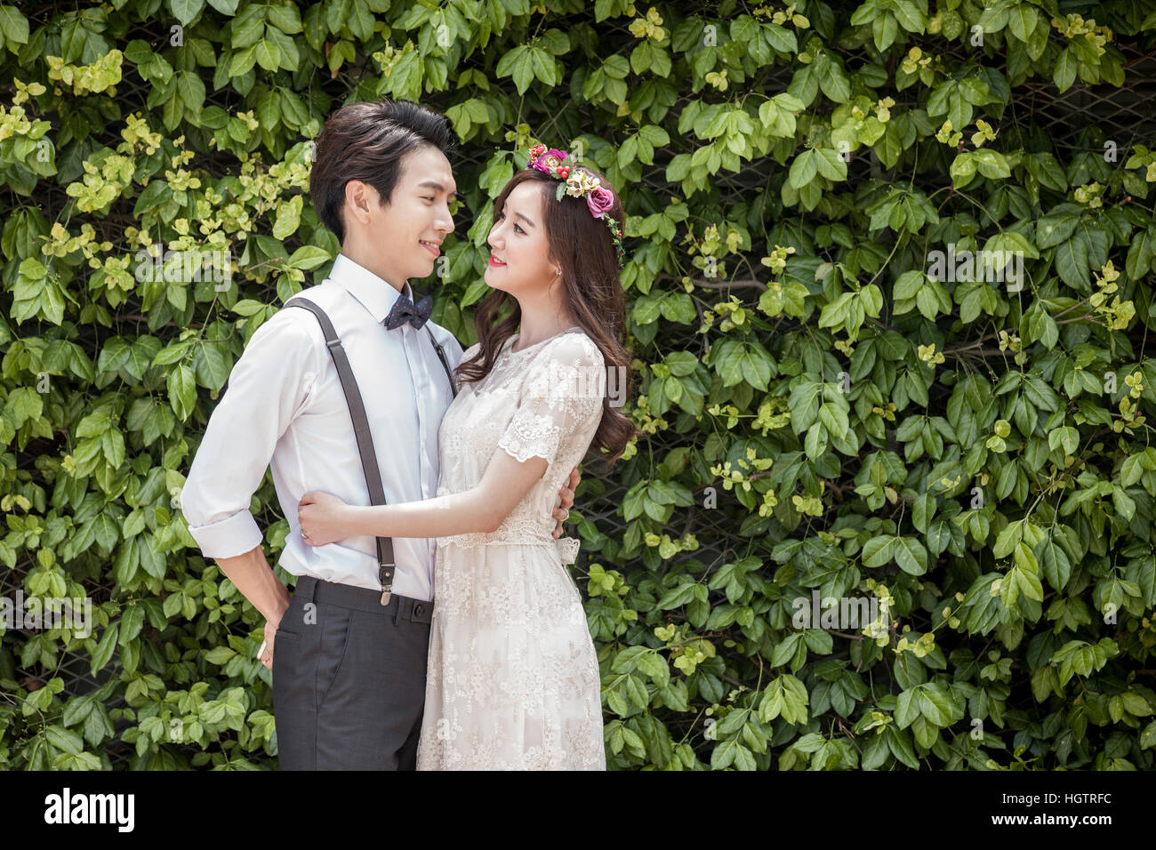 Side view romantic young couple hi-res stock photography and images - Alamy