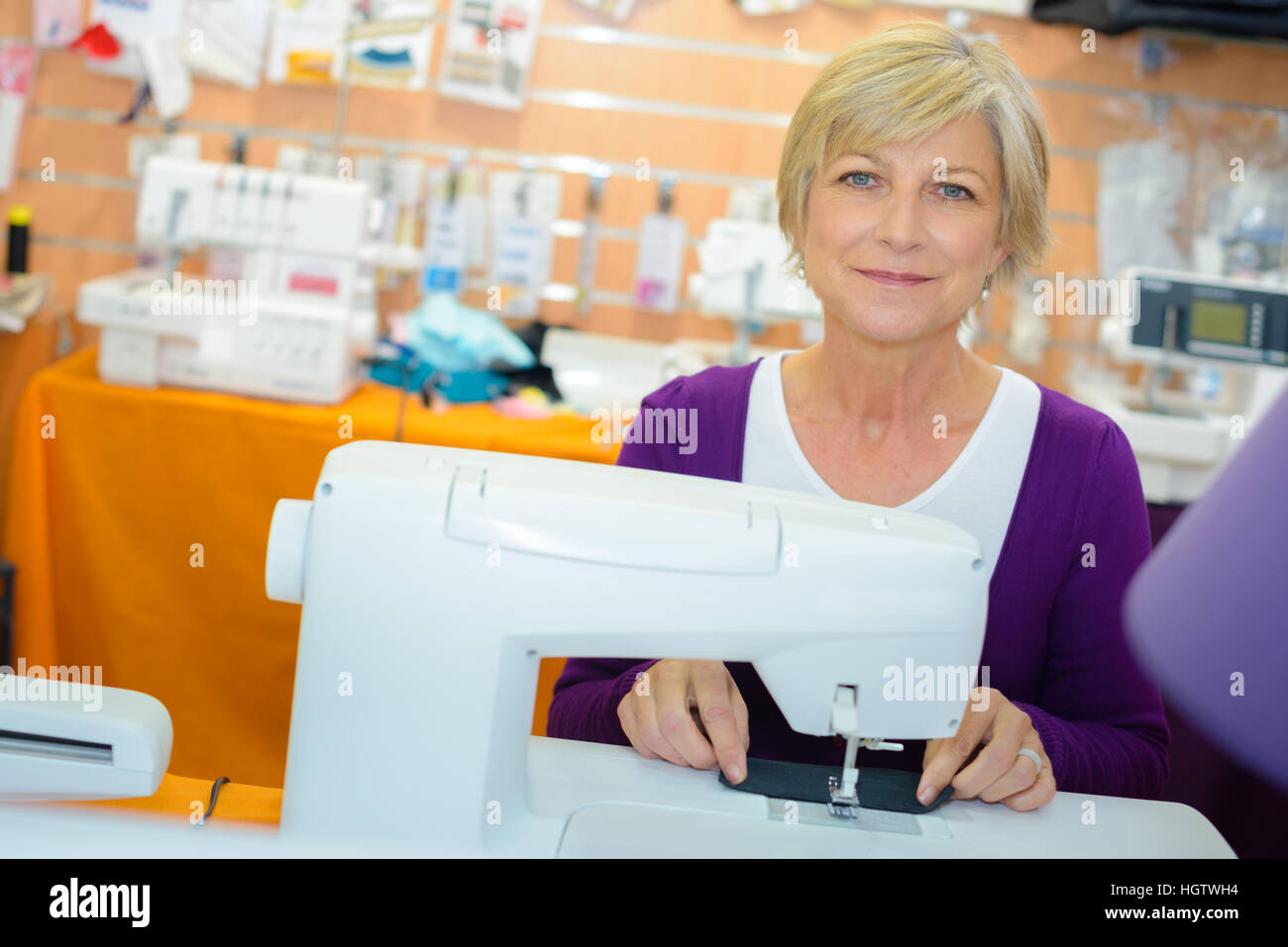 Lady sewing hi-res stock photography and images - Alamy