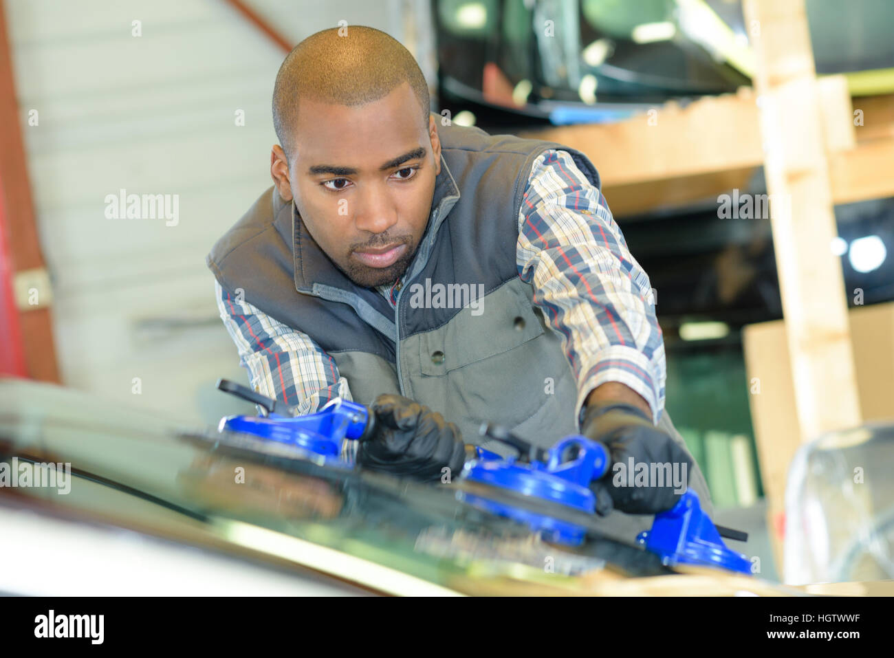 worker installing a windshield glass Stock Photo - Alamy