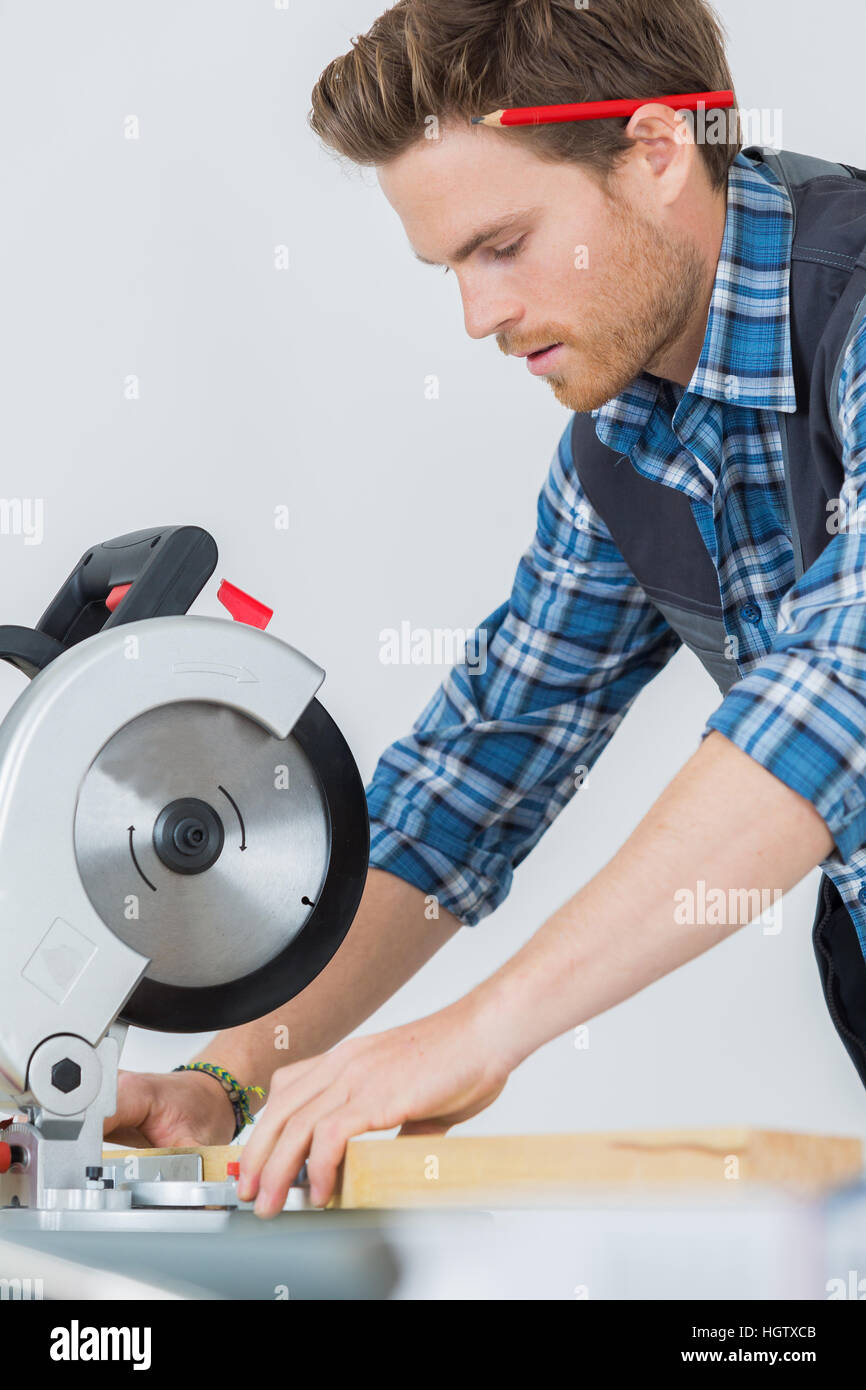 Carpenter using circular saw Stock Photo - Alamy