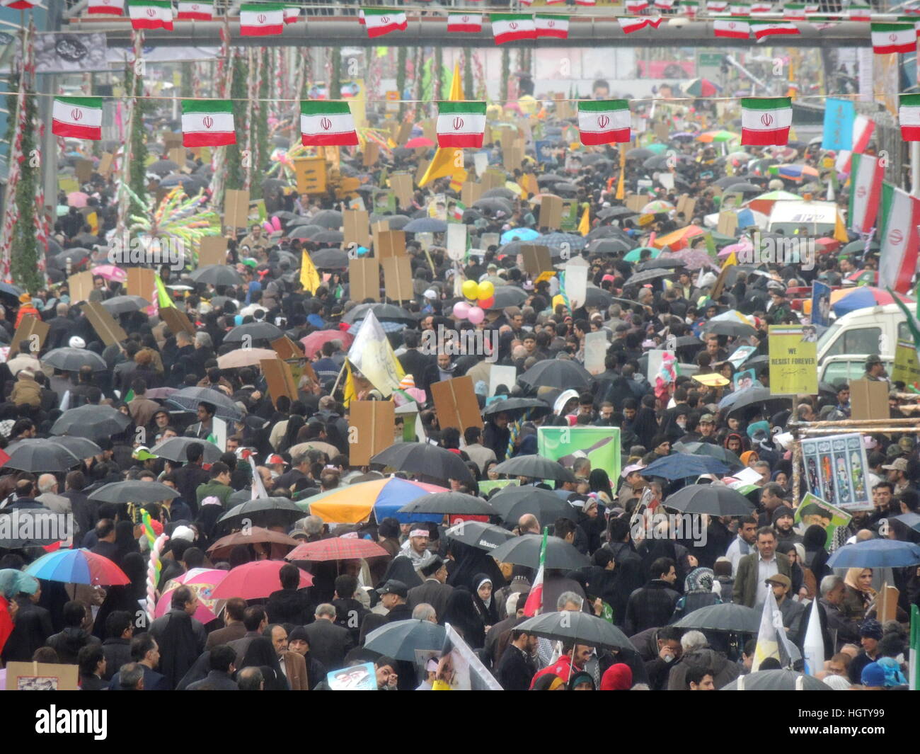 Iranian people crowds for Islamic Revolution anniversary rally ...