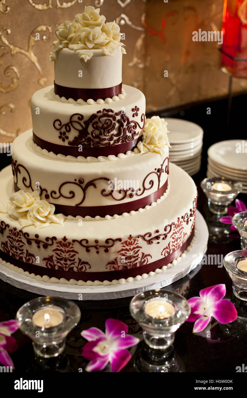 Wedding and birthday cake hi-res stock photography and images - Alamy