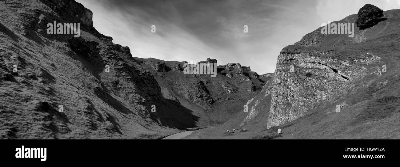 Summer view through Winnats Pass, Castleton village, Hope Valley, Peak ...