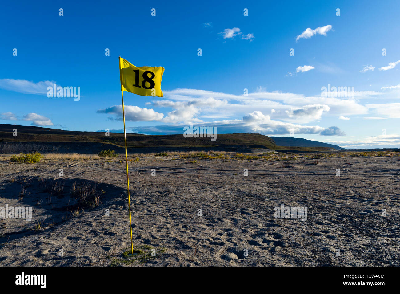 Hole golf flag hi-res stock photography and images - Alamy