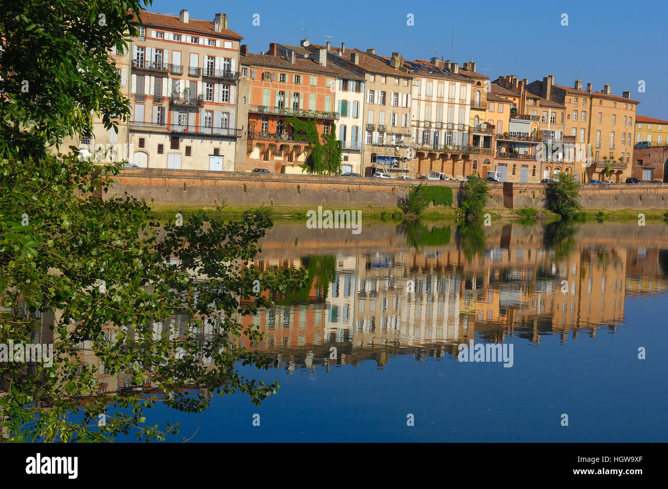 Montauban river tarn quai vilebourbon hi-res stock photography and ...