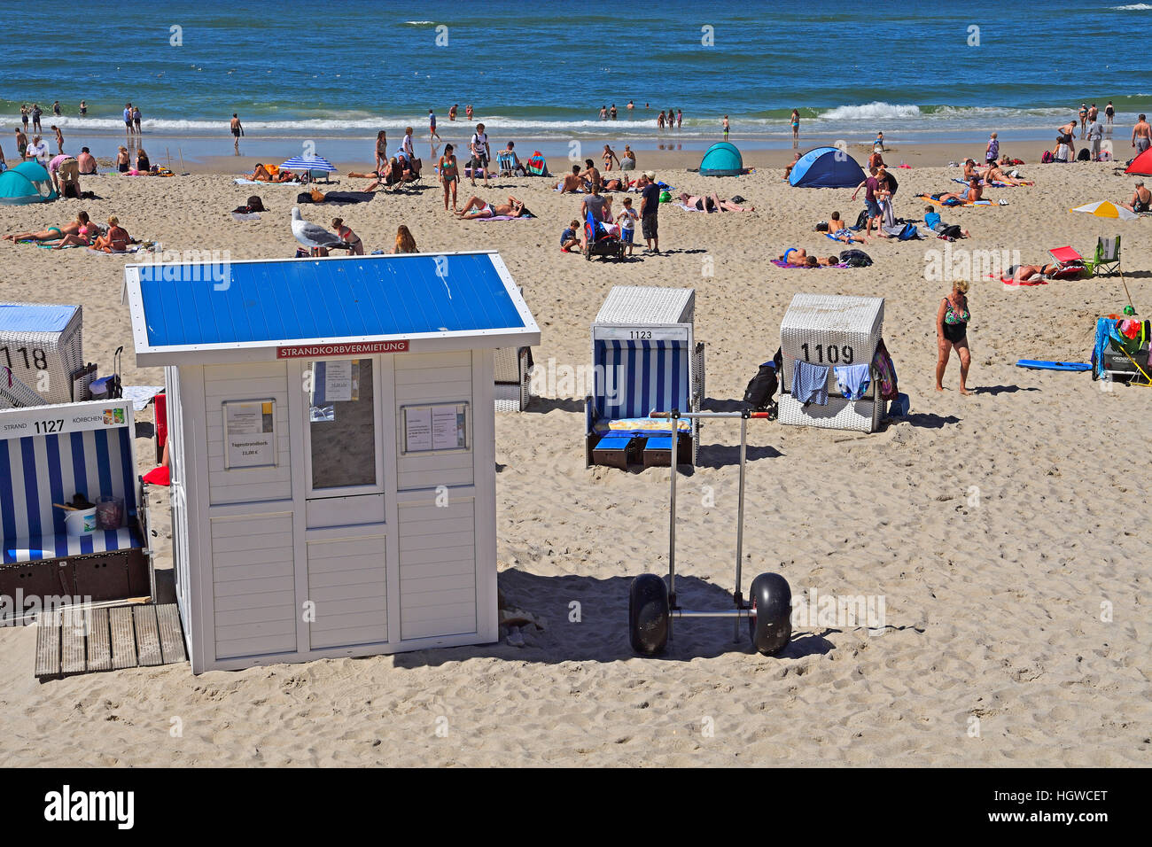 Touristen und Strandkoerbe am Hauptstrand von Westerland, Sylt ...