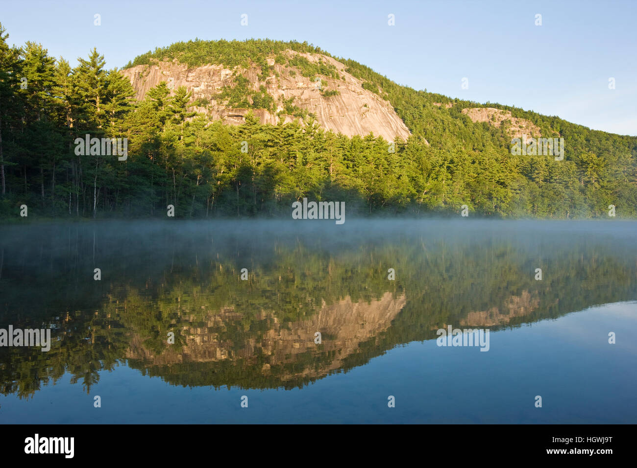 White Horse Ledge and Echo Lake at Echo Lake State Park in North Conway ...