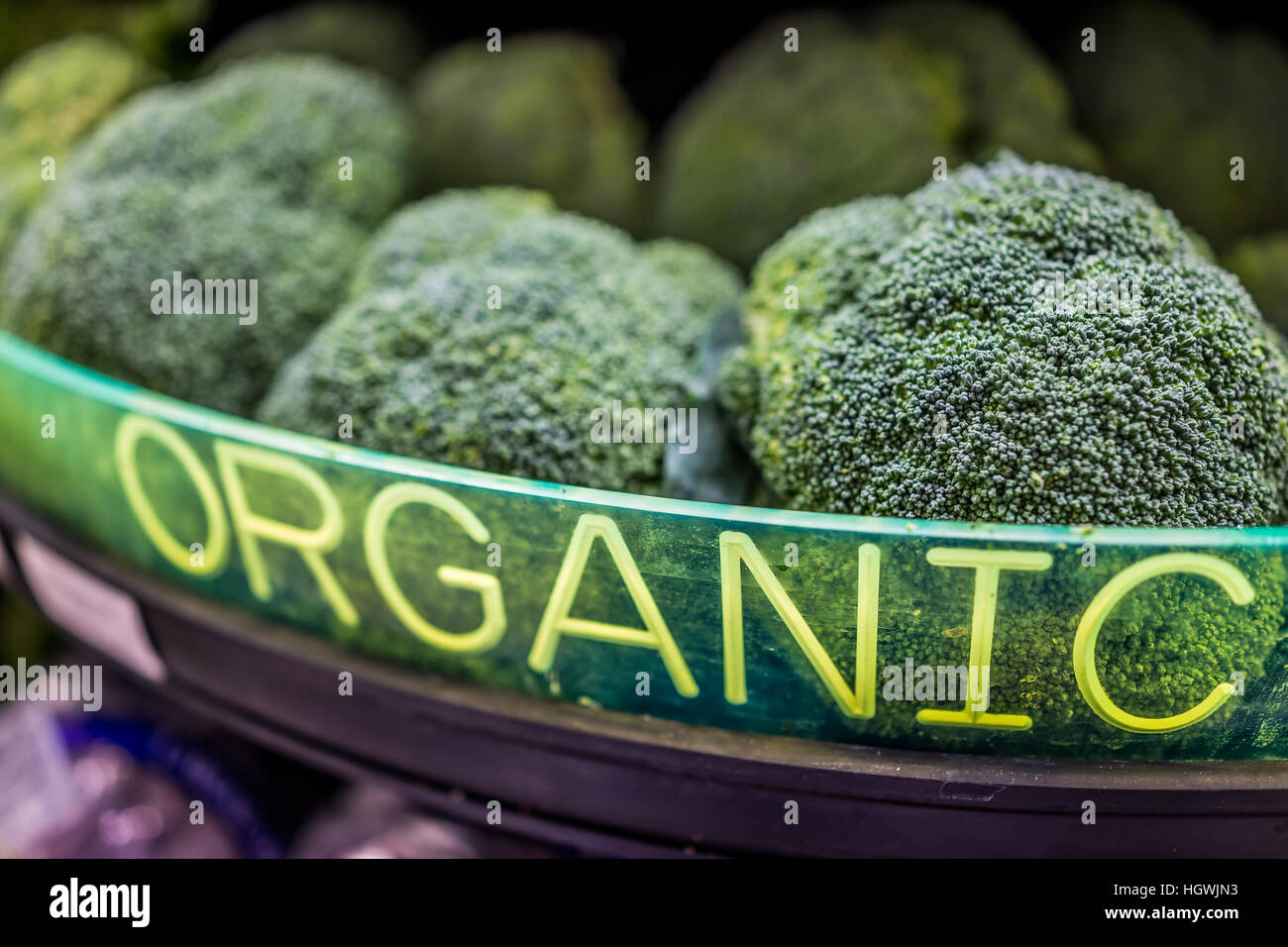 Broccoli display in store with organic sign Stock Photo - Alamy