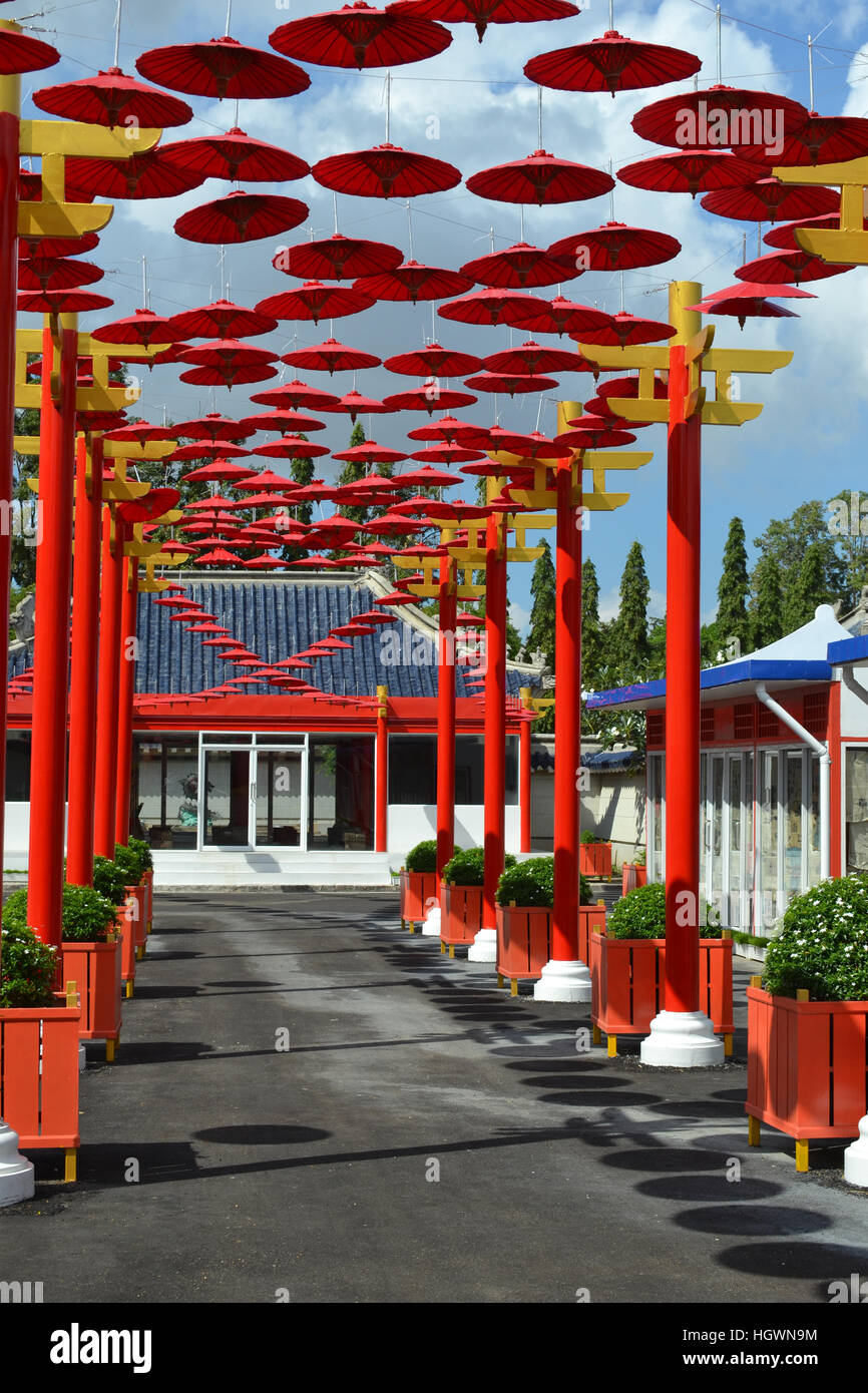 Chinese lamps over walkway to temple Stock Photo - Alamy