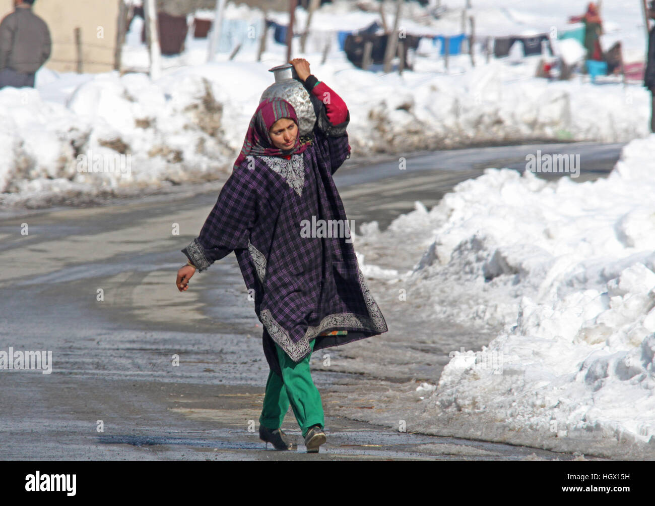 Indian girl carrying pot hi-res stock photography and images - Alamy