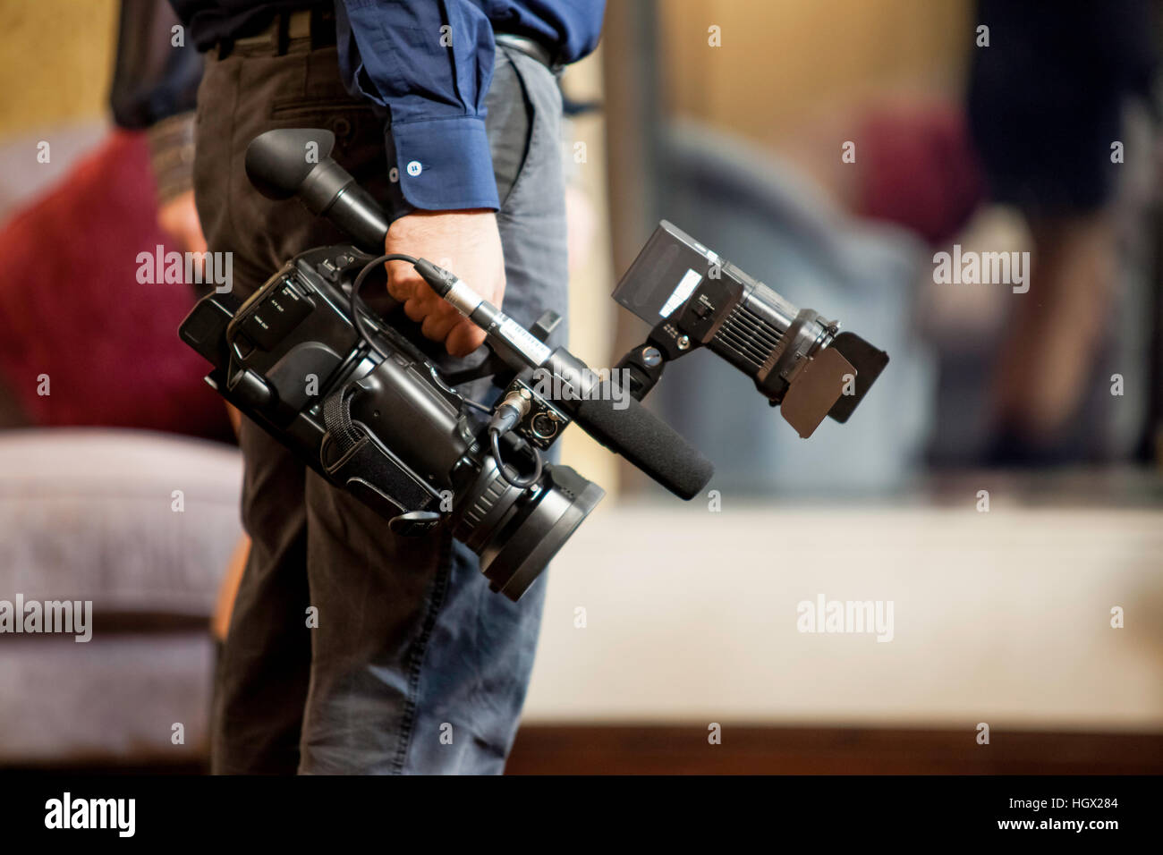 man holding a video camera Stock Photo - Alamy