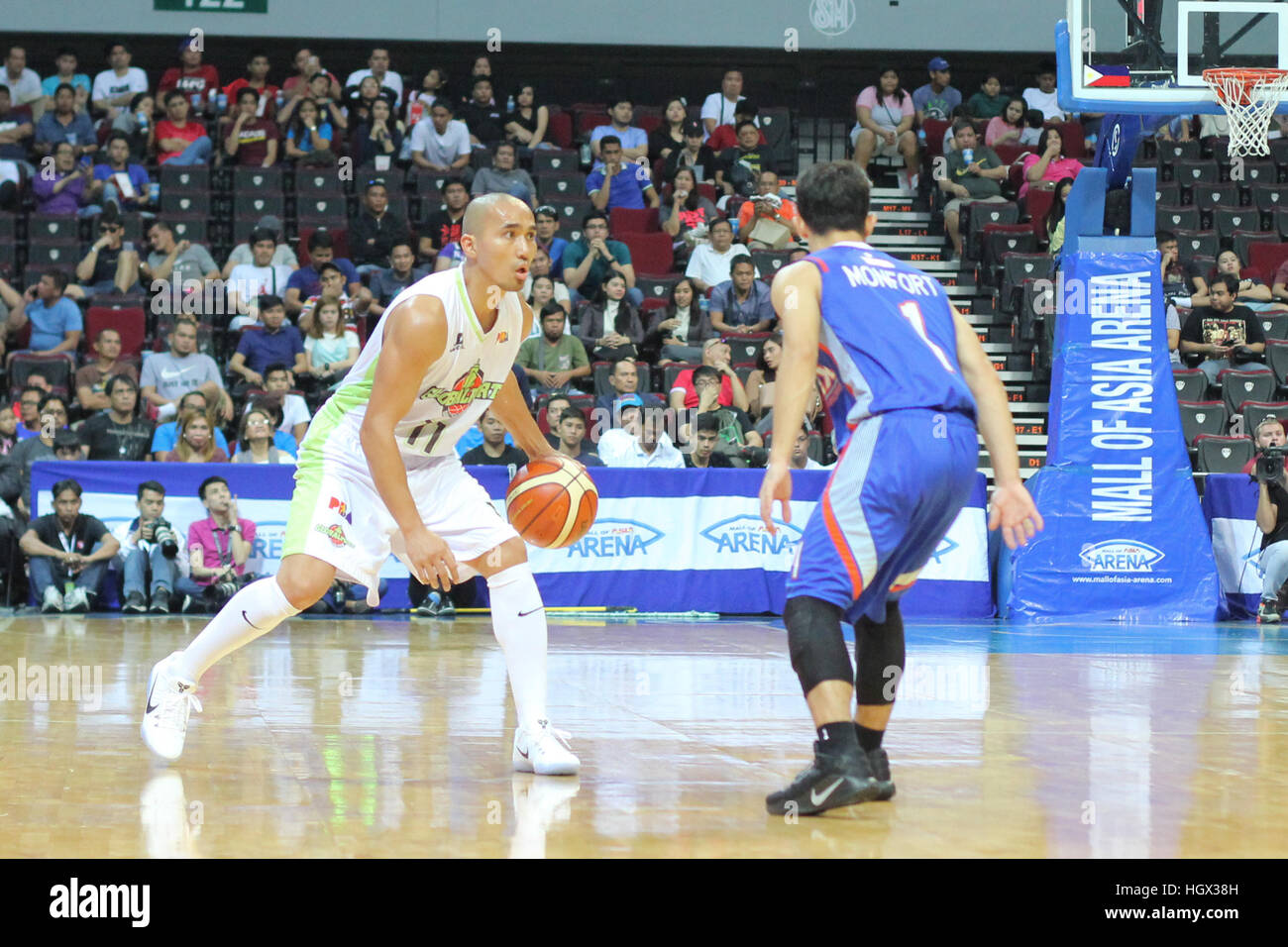 Pasay City, Philippines. 13th Jan, 2017. Globalport's Mike Cortez tries ...