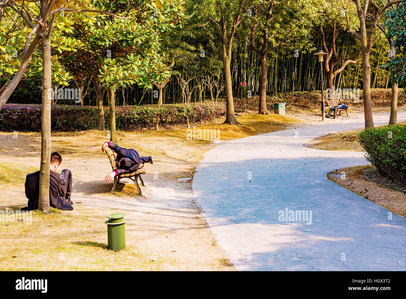 Chinese workers sleeping in a park in Shanghai Stock Photo - Alamy