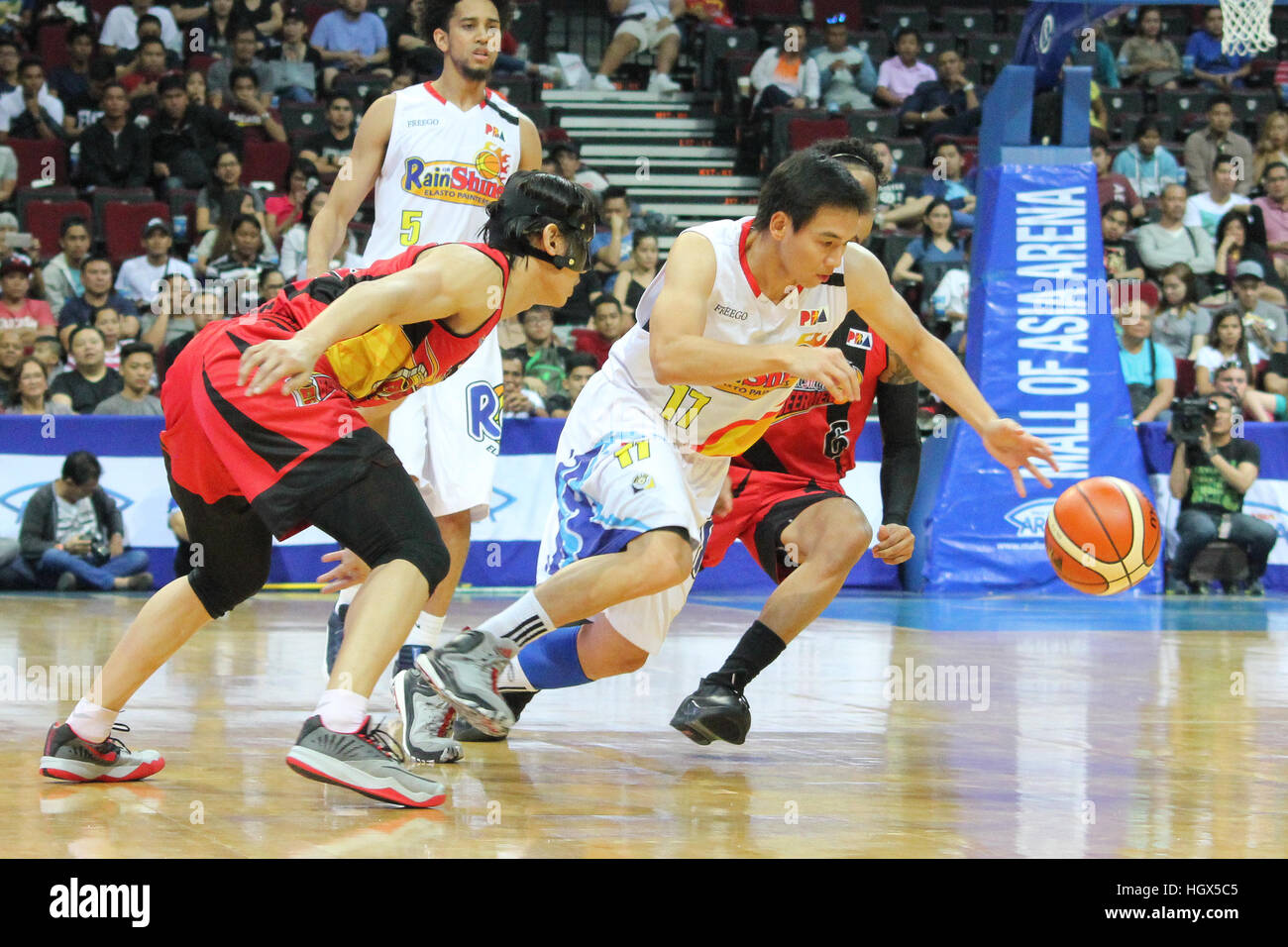 Chris Tiu of Rain or Shine drives past Alex Cabagnot and Chris Ross of ...